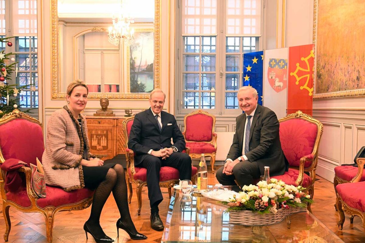 Le comte de Paris inaugure les plaques dédiées à Henri IV au Capitole ...
