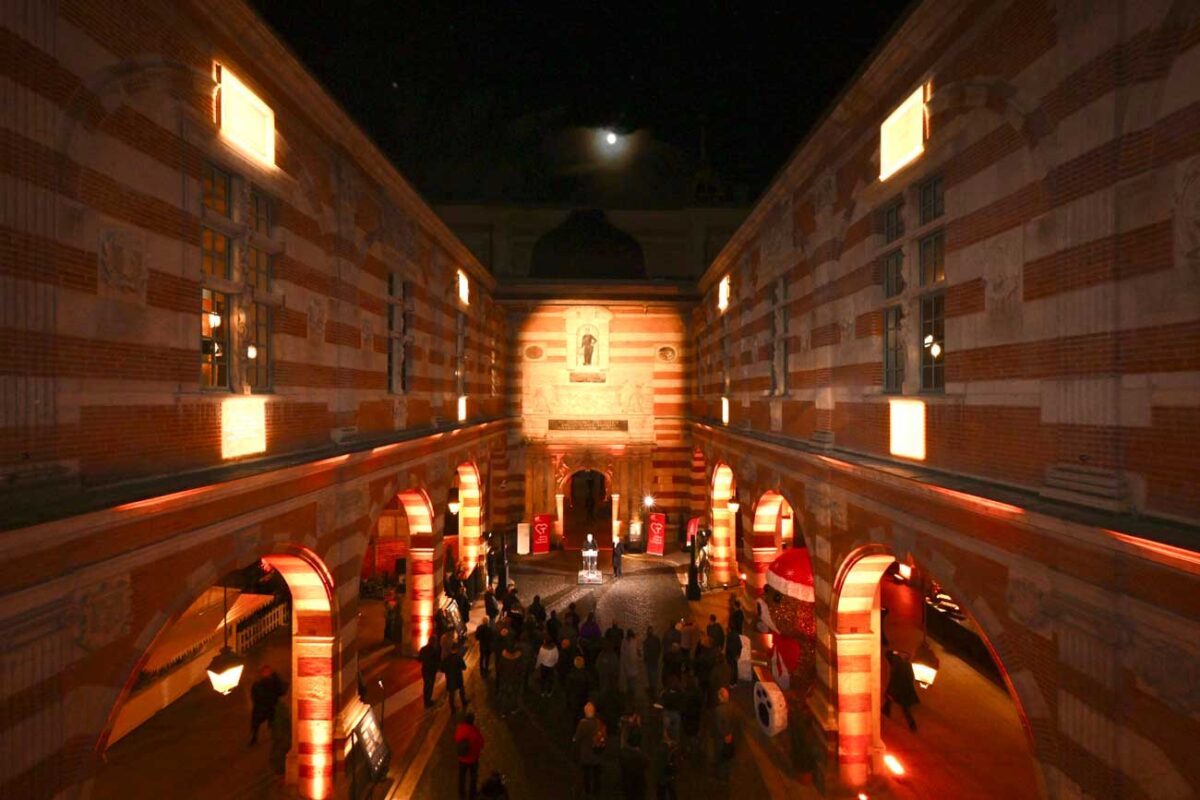 Le comte de Paris inaugure les plaques dédiées à Henri IV au Capitole ...