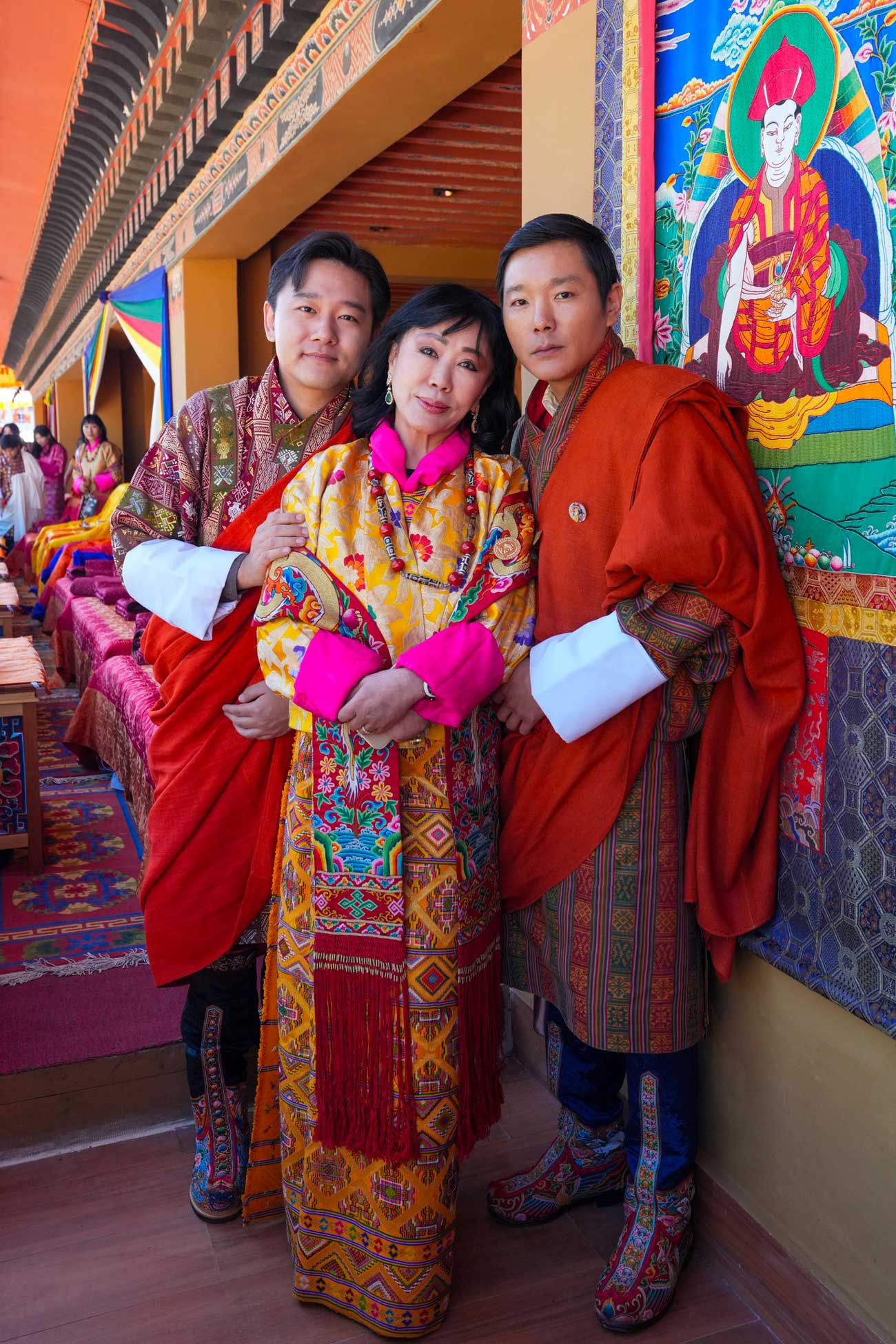 Le roi Jigme Khesar, son héritier, son père, les reines, les princes et ...