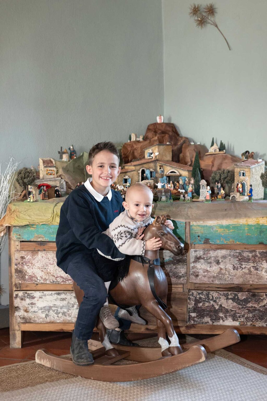 La famille royale de France réunie autour de la crèche pour le premier ...