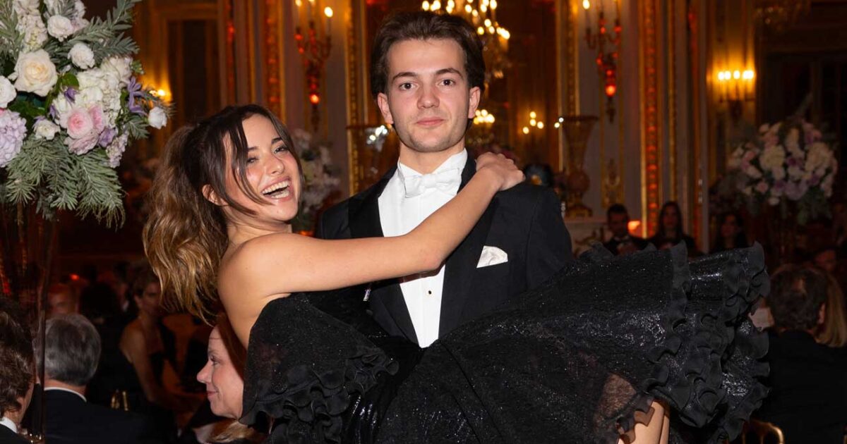 La comtesse Alienor Loppin de Montmort portée par le comte Rodolphe de ...