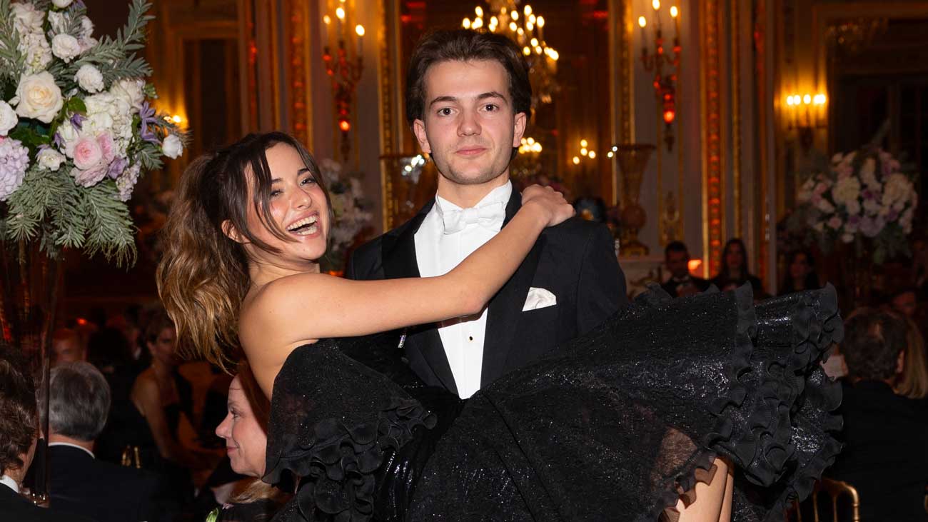 La comtesse Alienor Loppin de Montmort portée par le comte Rodolphe de ...