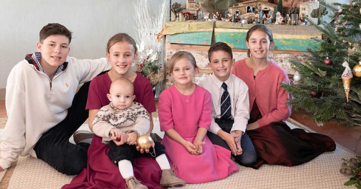 La famille royale de France réunie autour de la crèche pour le premier ...