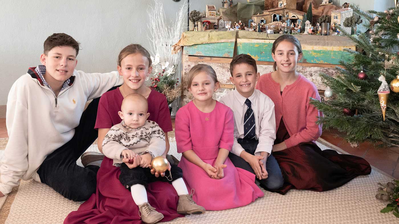 La famille royale de France réunie autour de la crèche pour le premier ...