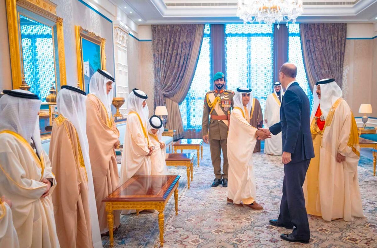 Le duc d'Édimbourg distingué par le roi de Bahreïn de l'ordre de la ...