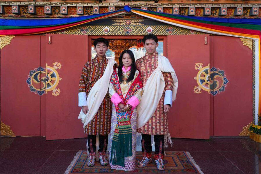 Le roi Jigme Khesar, son héritier, son père, les reines, les princes et ...