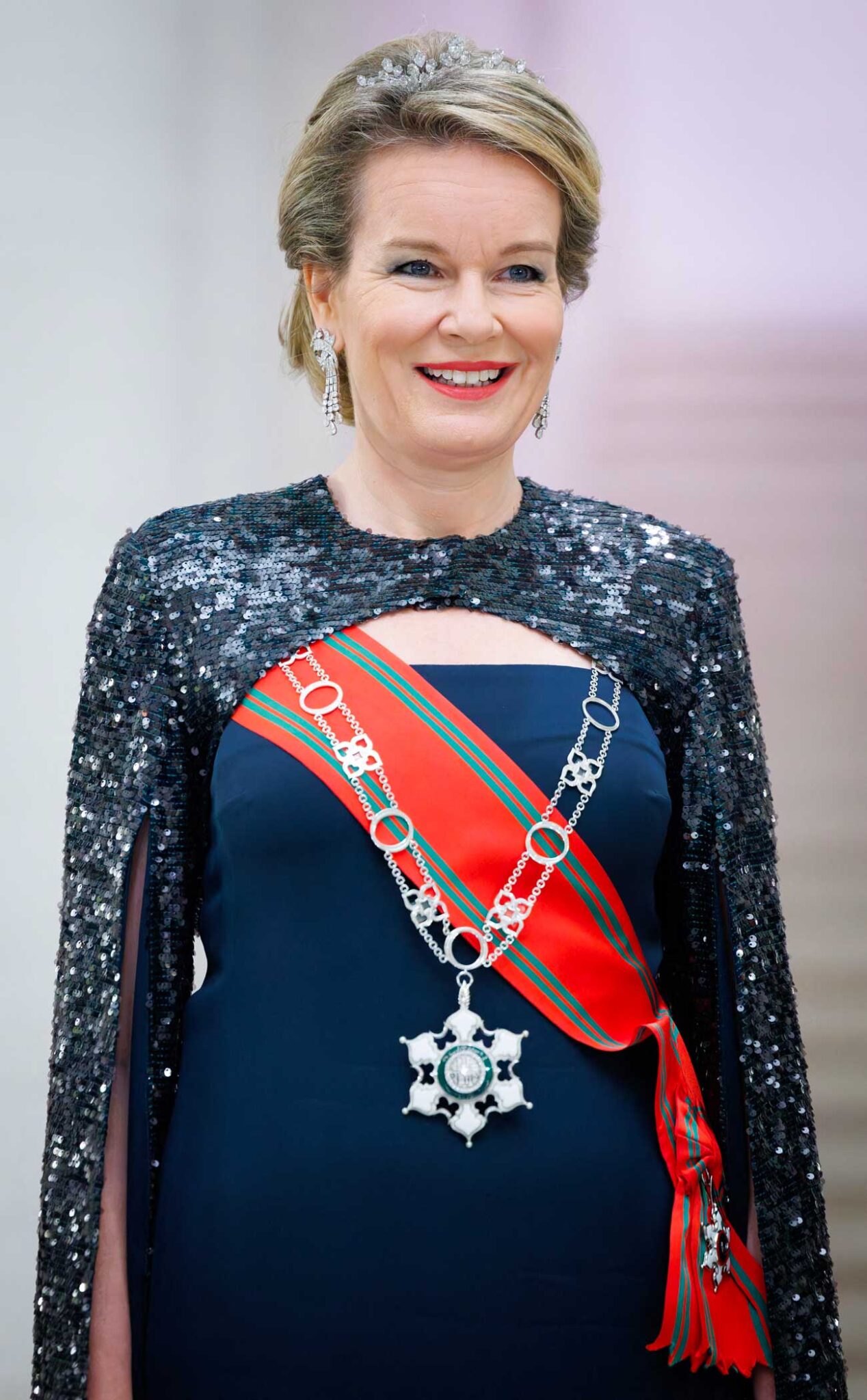 La reine Mathilde porte le délicat diadème Wolfers et le roi Philippe ...