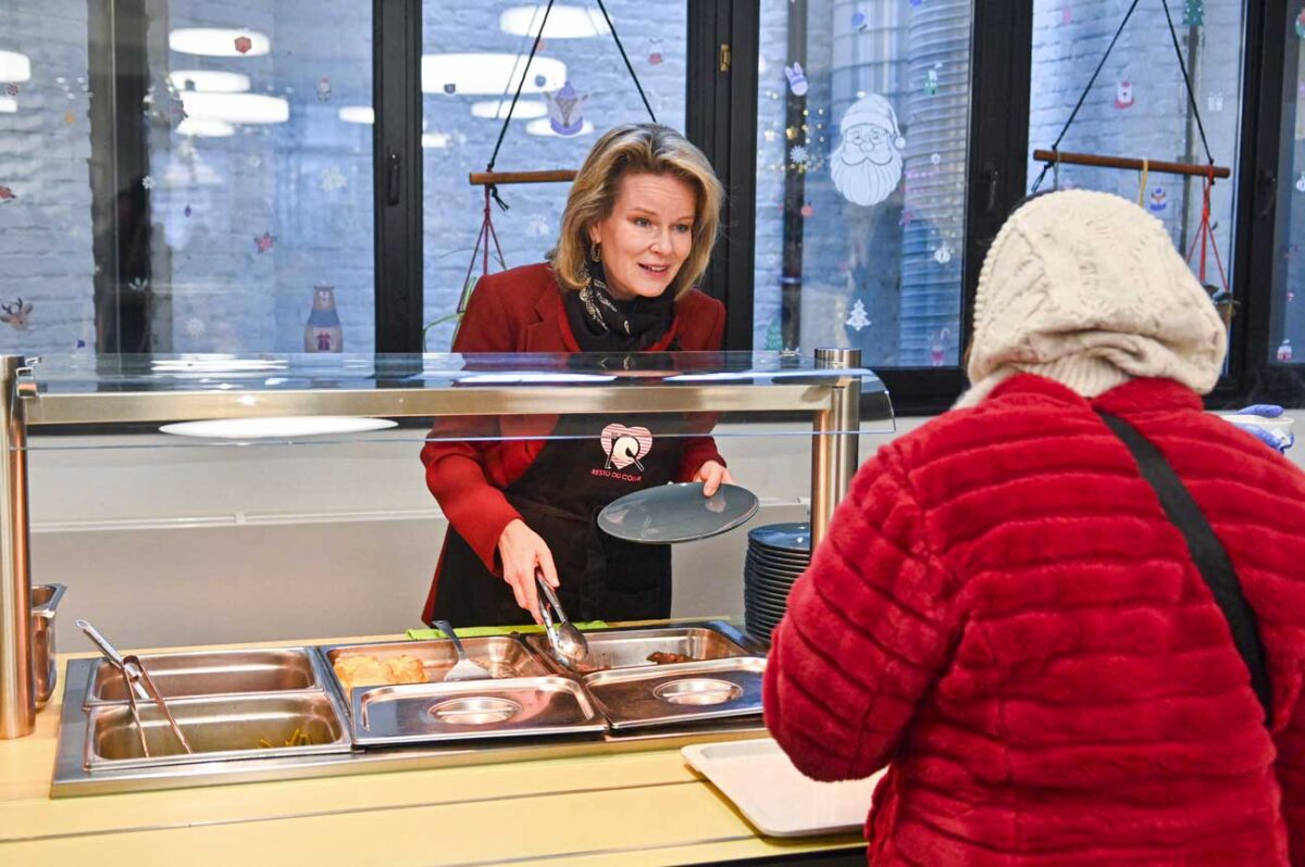 La reine Mathilde sert des repas aux Restos du Cœur
