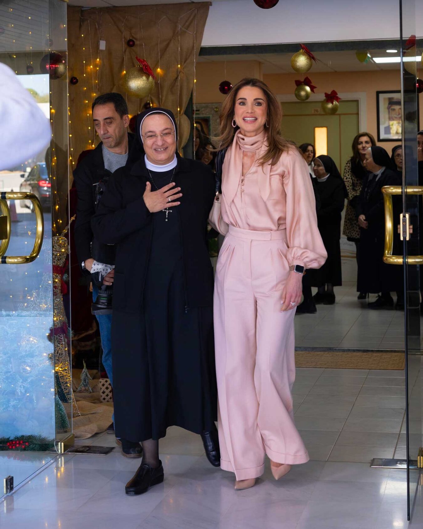 La reine Rania auprès des Sœurs du Rosaire avant Noël