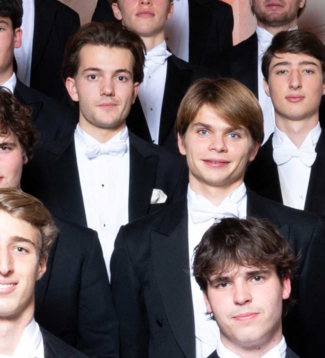 La comtesse Alienor Loppin de Montmort portée par le comte Rodolphe de ...