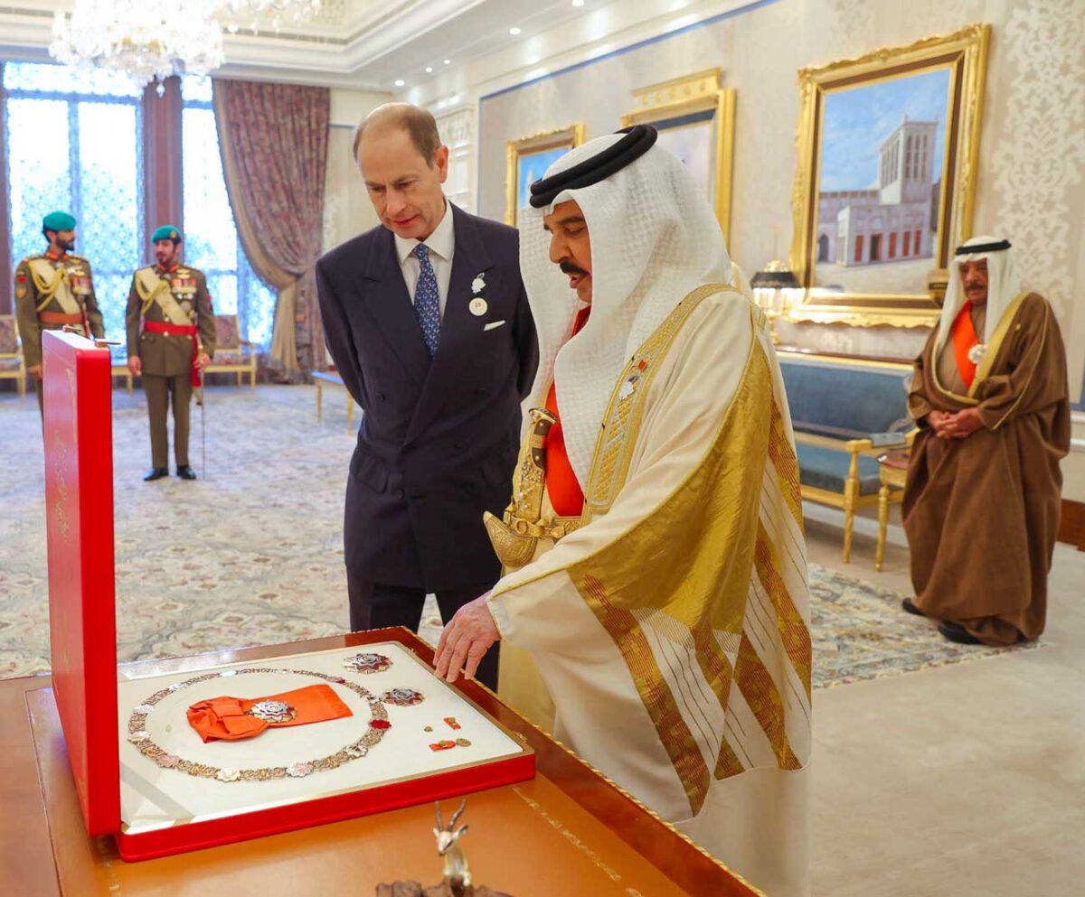 Le duc d'Édimbourg distingué par le roi de Bahreïn de l'ordre de la ...