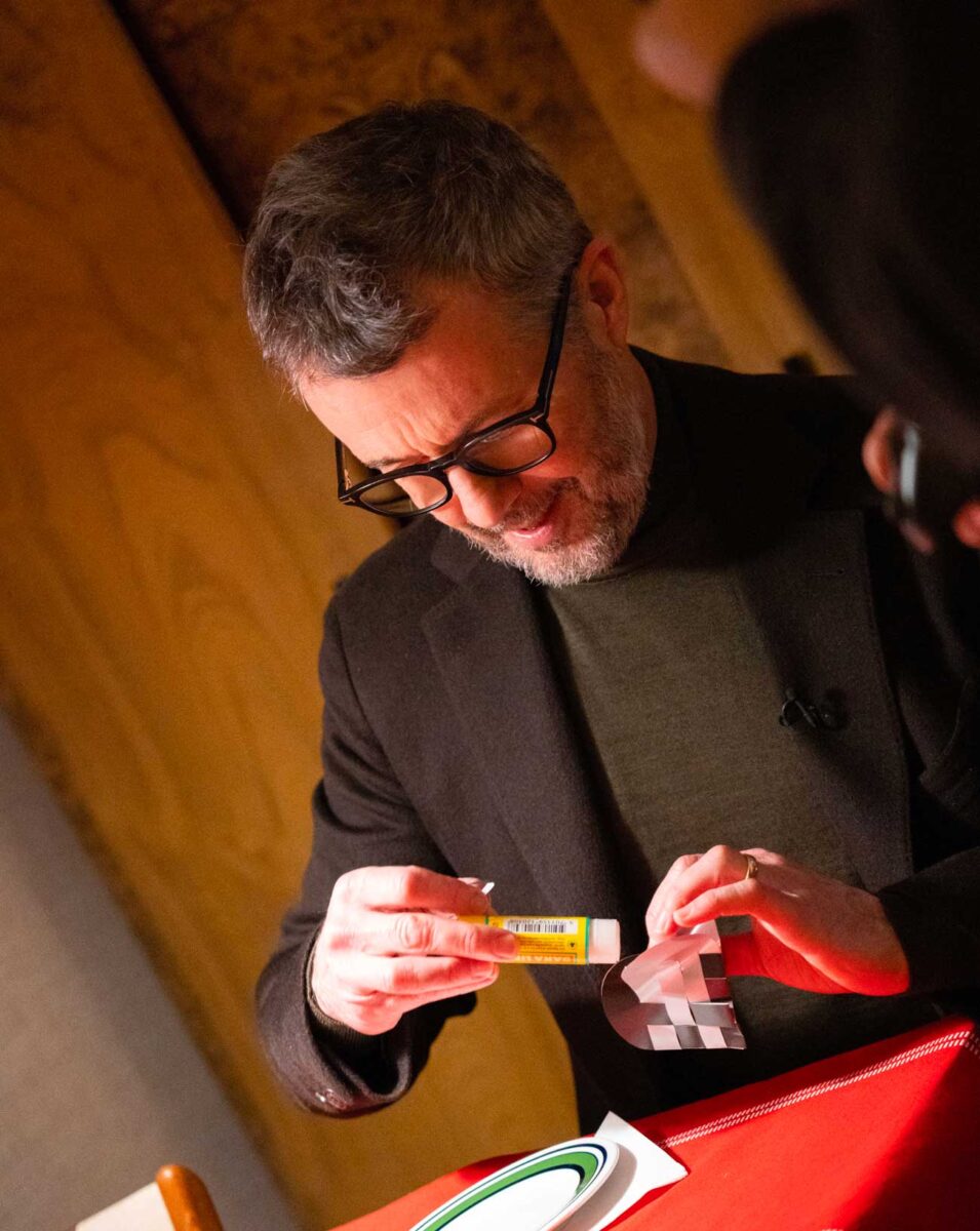 Le roi Frederik X décore un sapin de Noël de son enfance pour le ...