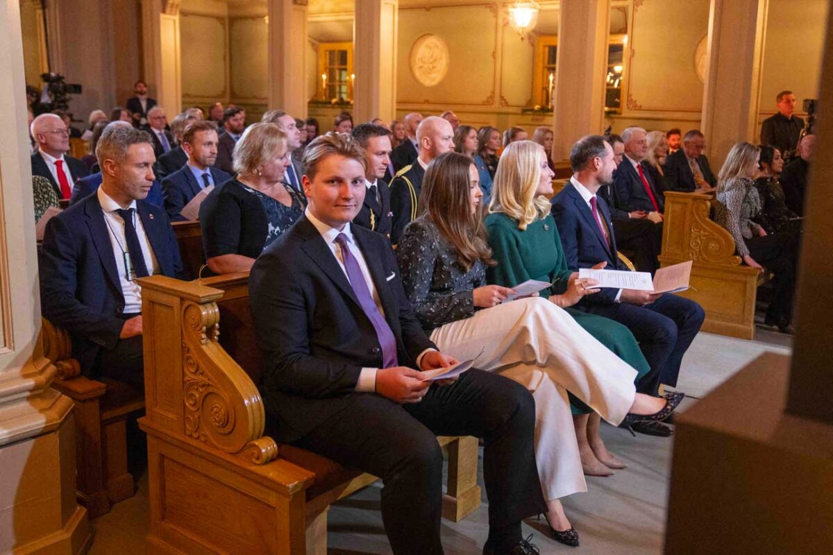 La princesse Ingrid Alexandra ouvre la soirée de Noël de la famille ...