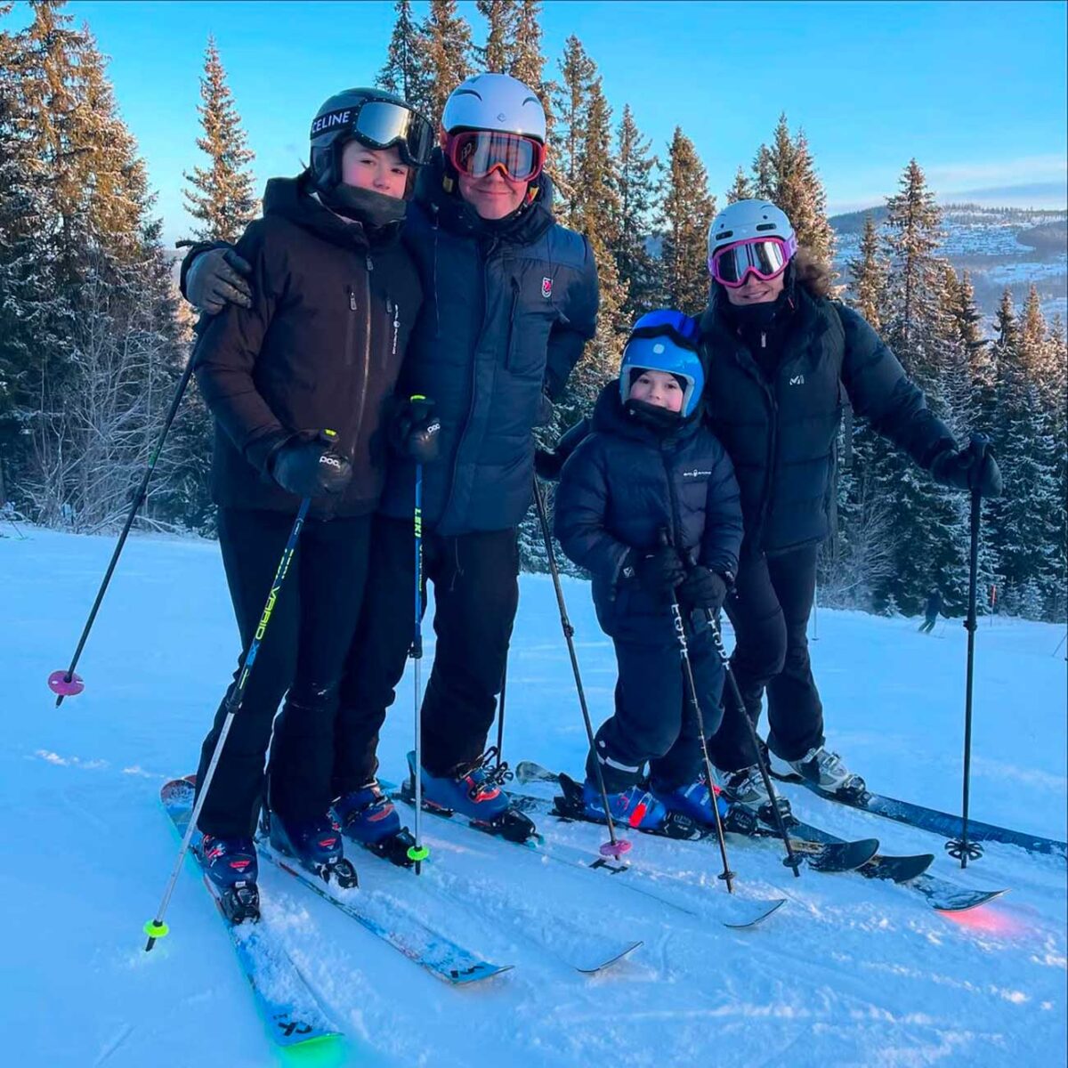 Victoria de Suède et sa famille sur des skis pour souhaiter une bonne ...
