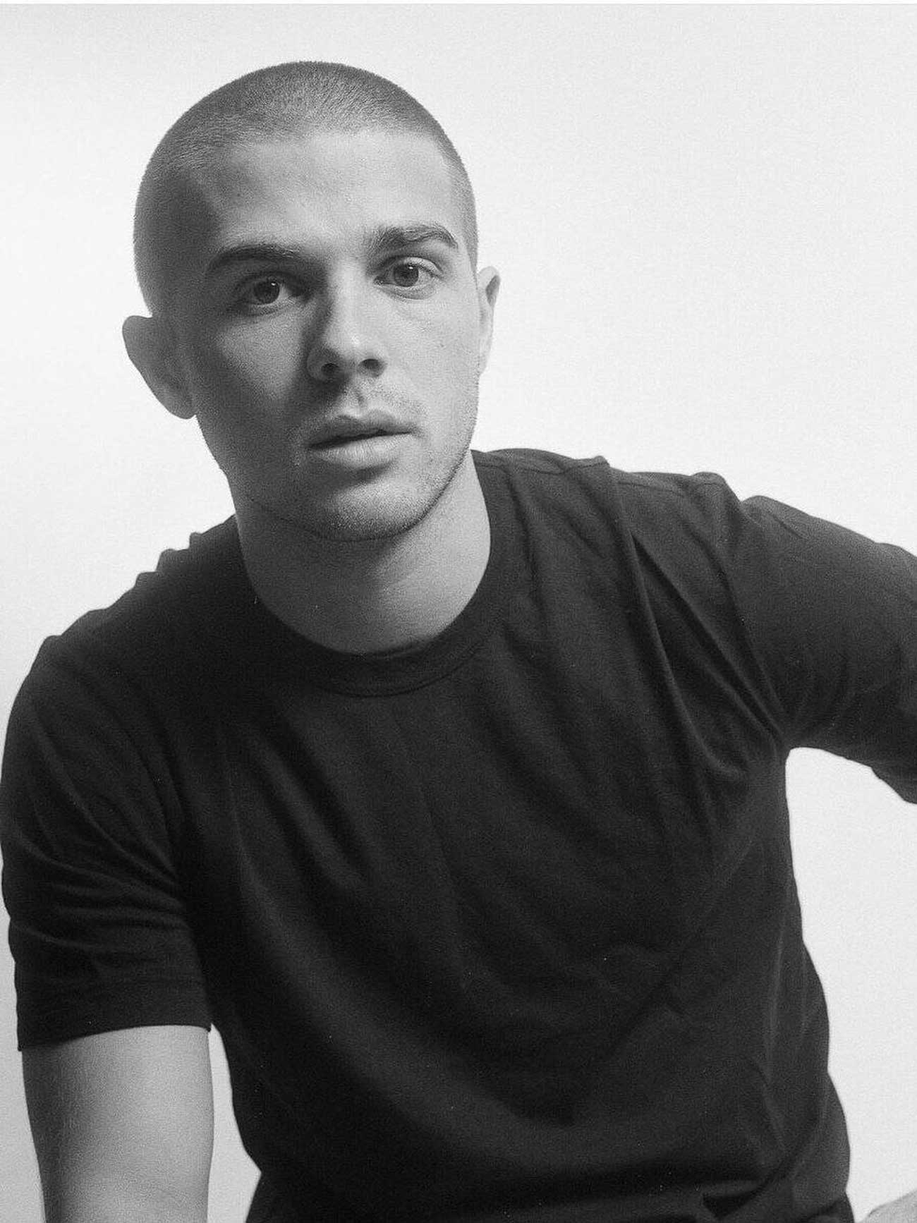 Le prince Achileas change radicalement de look capillaire pour lancer sa carrière dans le cinéma