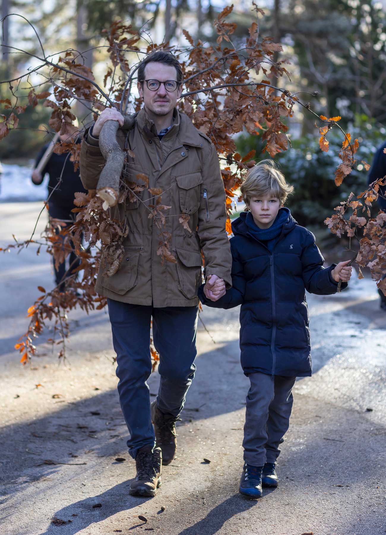 Le prince Filip et le prince Stefan embrasent le feu de joie de Noël