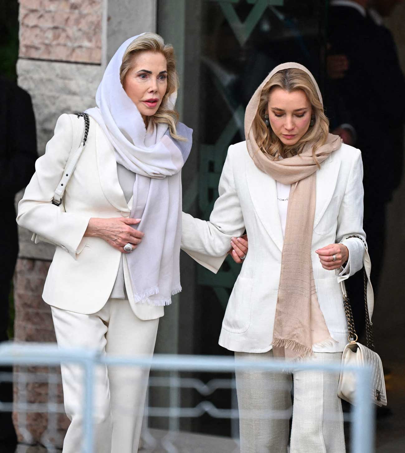 Le roi Juan Carlos et le duc de Bragance aux funérailles de l'Aga Khan IV