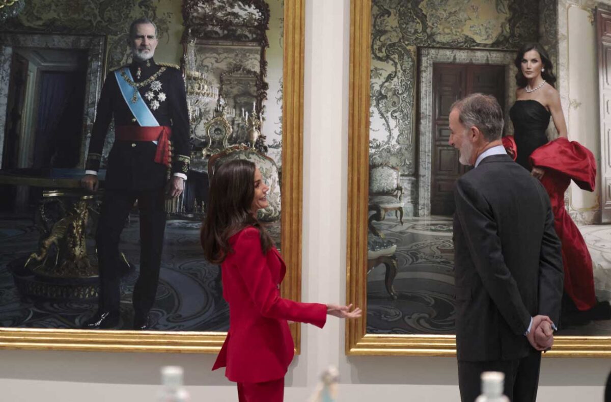Le roi Felipe et la reine Letizia admirent leurs majestueux portraits ...