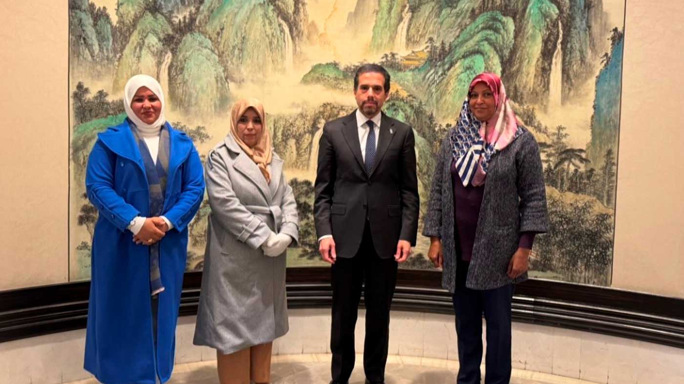 Le prince Mohammed El Senoussi reçoit en audience des représentants ...