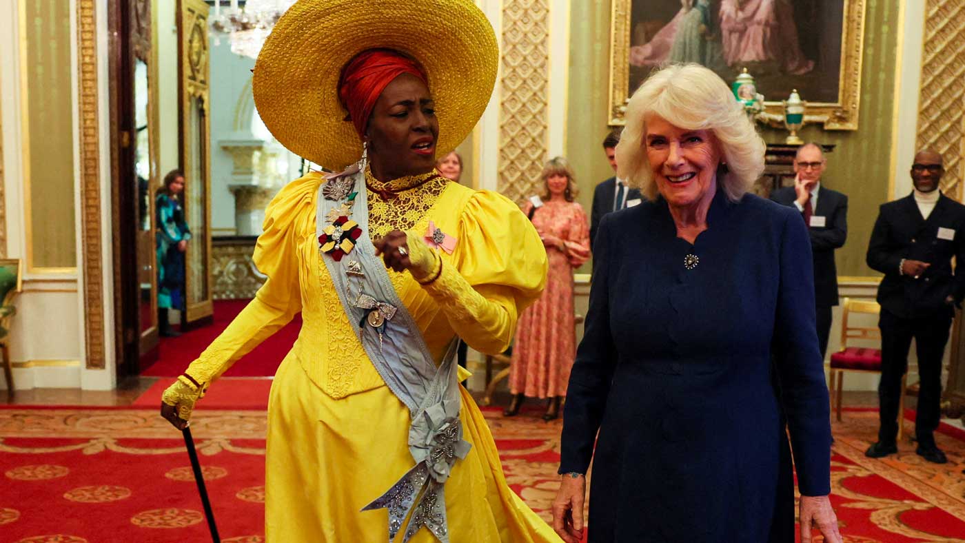 La reine Camilla surprise par Lady Bracknell lors d'une réception parmi ...