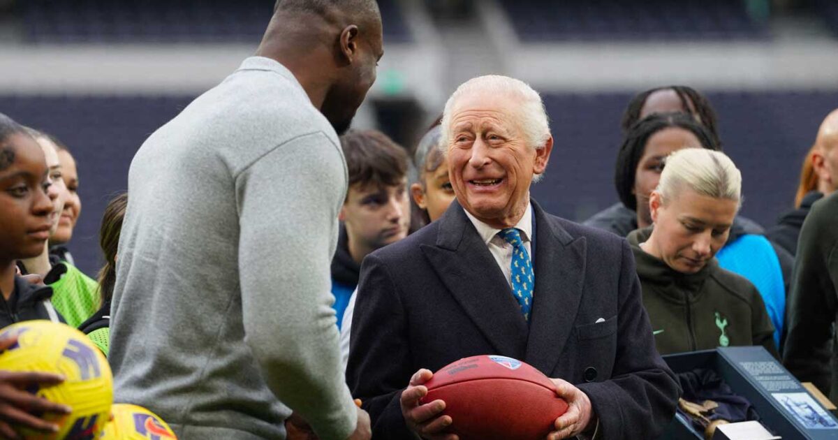 Le roi Charles III en visite au club de foot de Tottenham