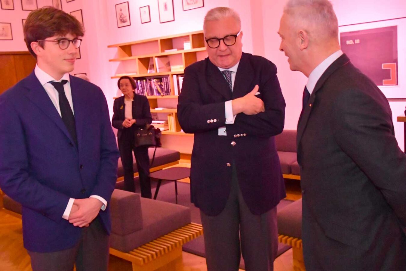 Le prince Gabriel, le prince Aymeric et le prince Laurent réunis autour ...