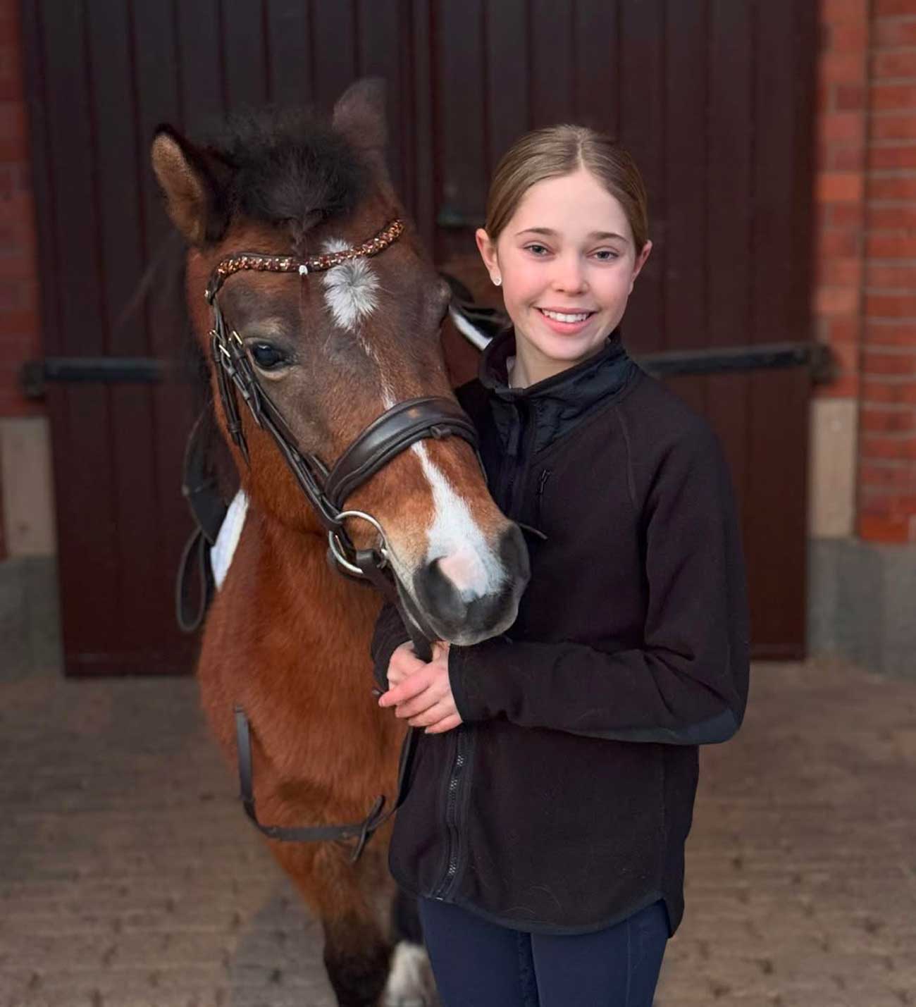 La princesse Leonore de Suède pose avec son cheval Haidi pour son 11e anniversaire