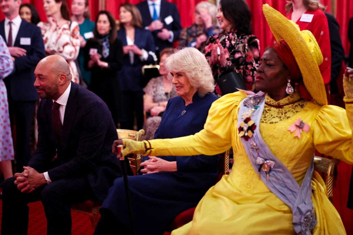 La reine Camilla surprise par Lady Bracknell lors d'une réception parmi ...
