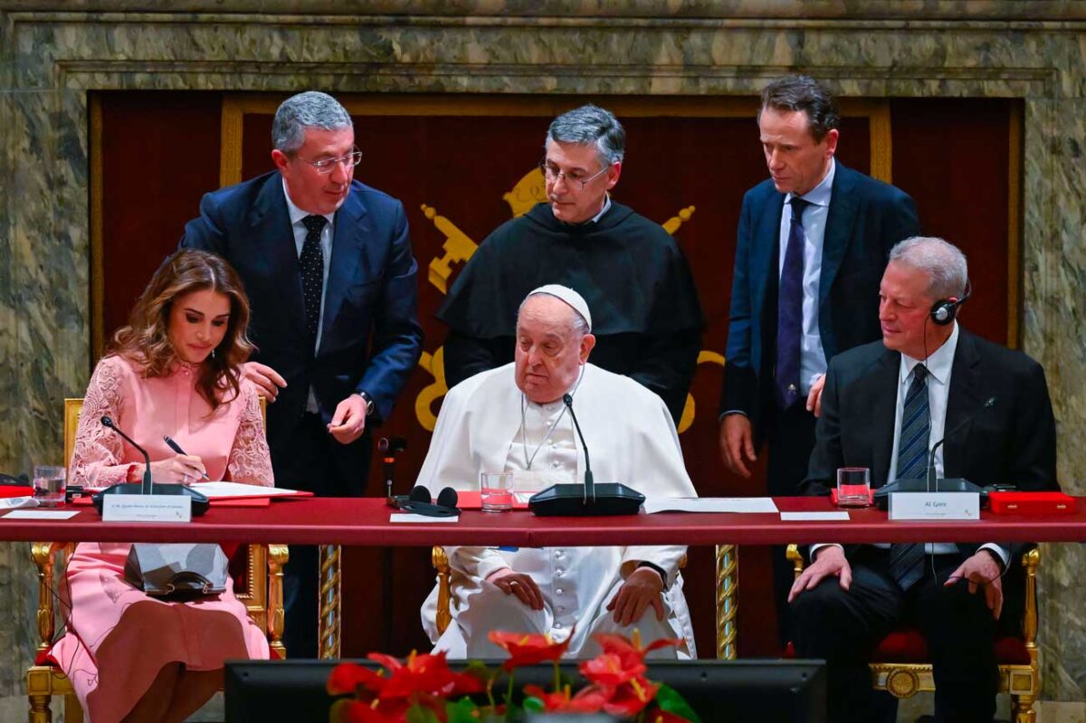 La reine Rania et le pape François ensemble au Vatican pour défendre ...