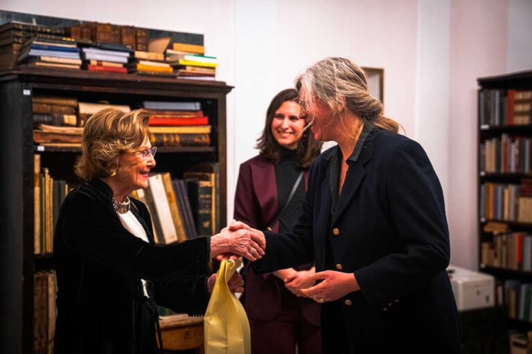 La reine Sonja en visite au Cercle scandinave de Rome