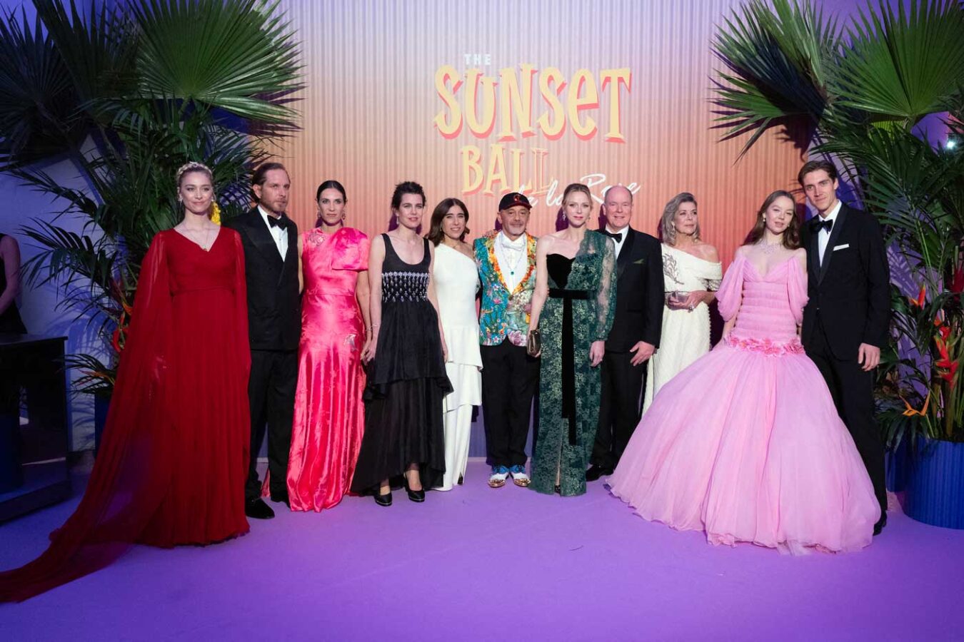 L'imposante broche Chaumet de la princesse Caroline portée sur son élégante robe Chanel blanche ...