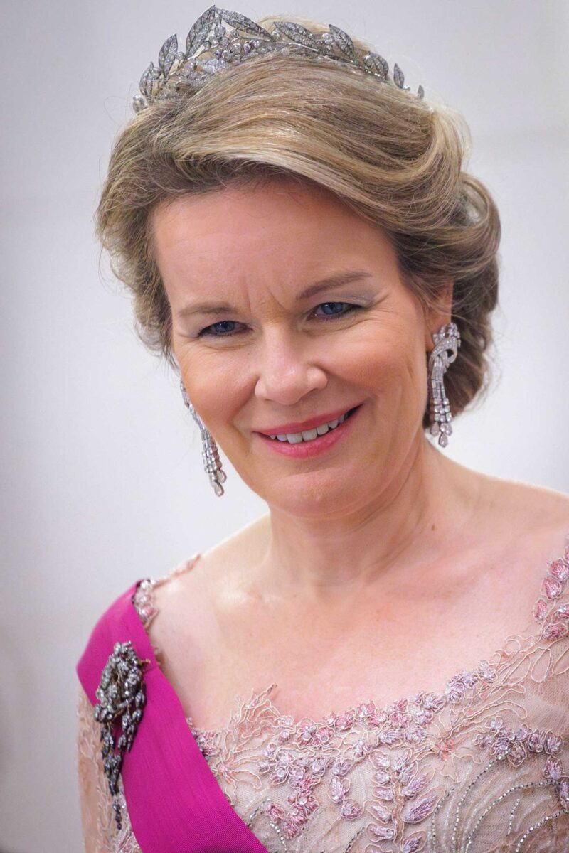 La reine Mathilde porte sa couronne de laurier en l'honneur du ...