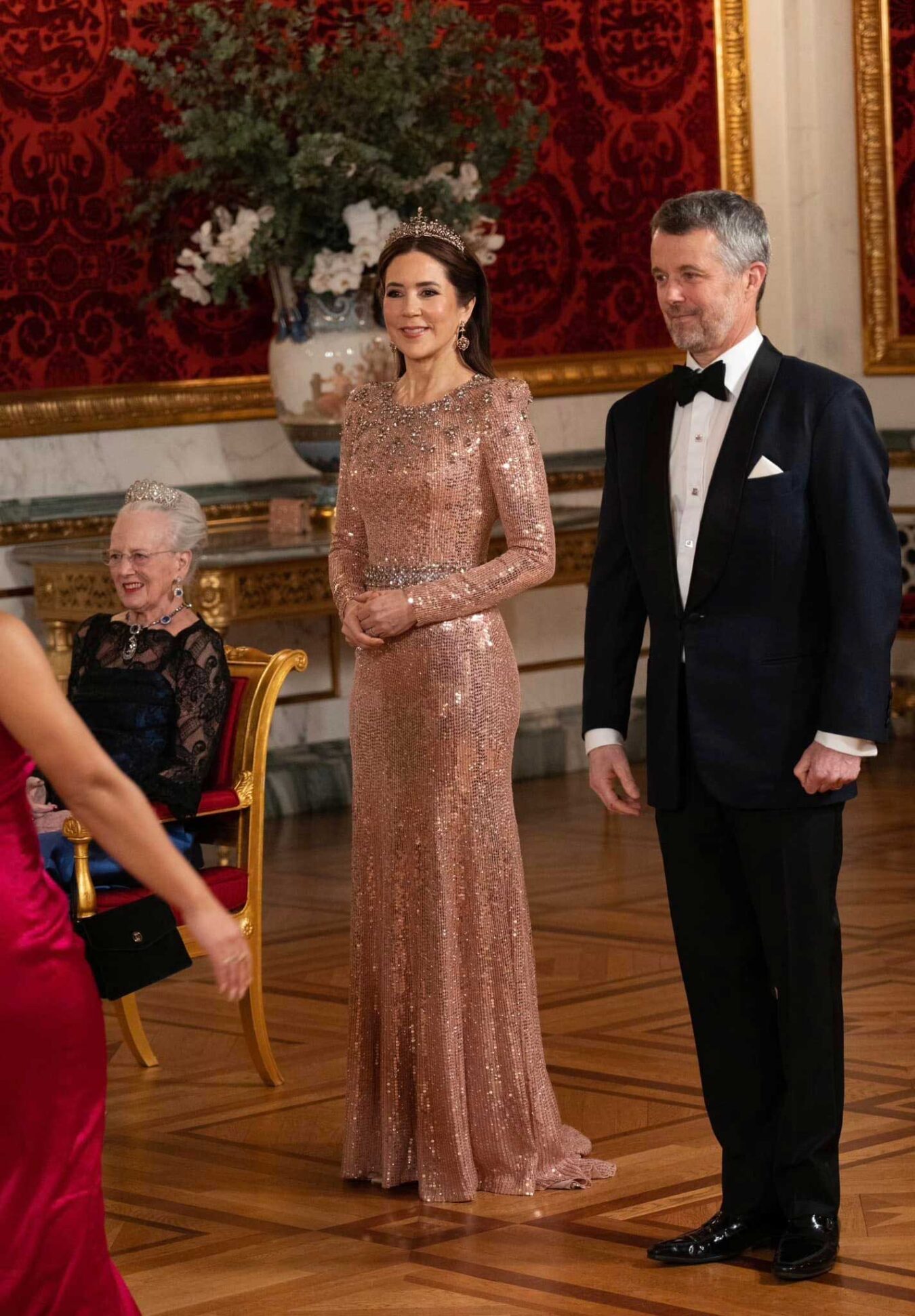 Diadèmes et sequins : le roi Frederik X, la reine Mary et la reine ...