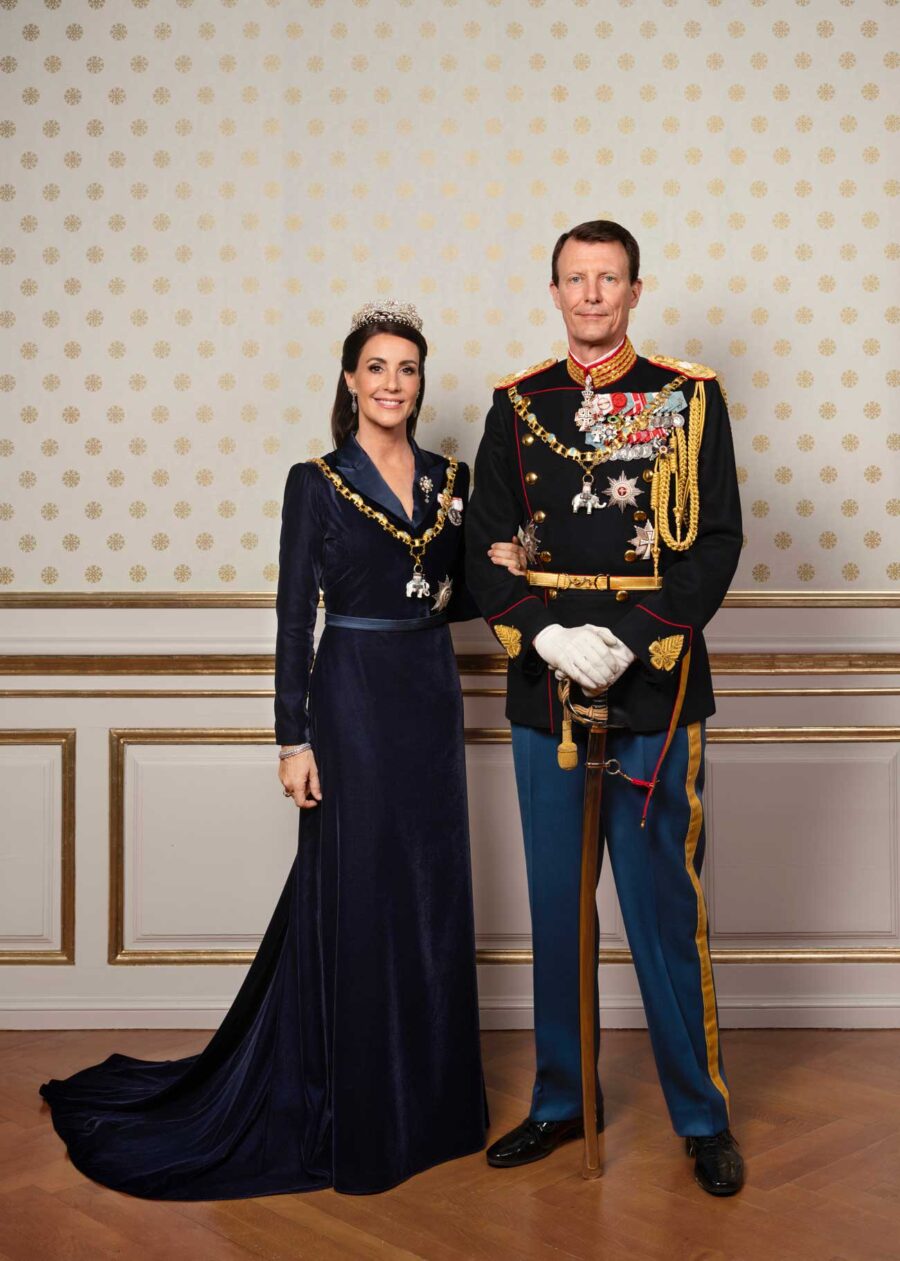 De nouveaux portraits officiels du prince Joachim en uniforme et de la ...