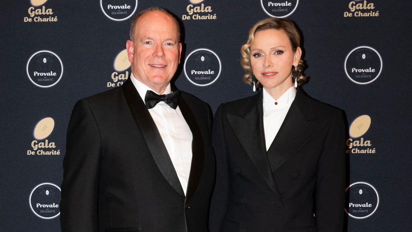 Le prince Albert et la princesse Charlène similaires en smoking pour ...