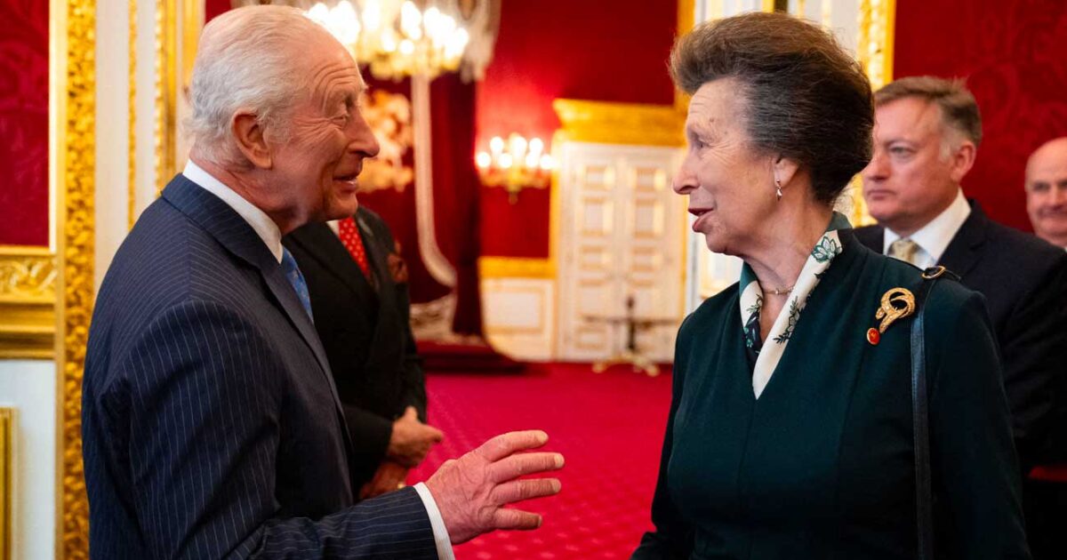Le roi Charles III surprend sa sœur Anne lors de la remise des Butler ...