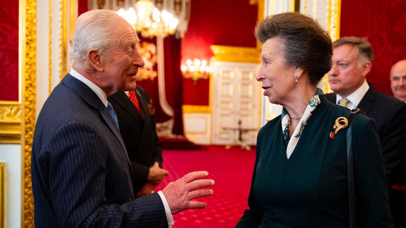 Le roi Charles III surprend sa sœur Anne lors de la remise des Butler ...