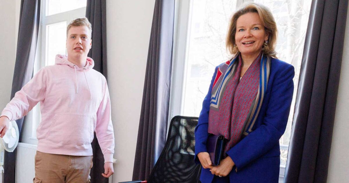 La reine Mathilde visite une maison d'accueil pour jeunes en difficulté ...