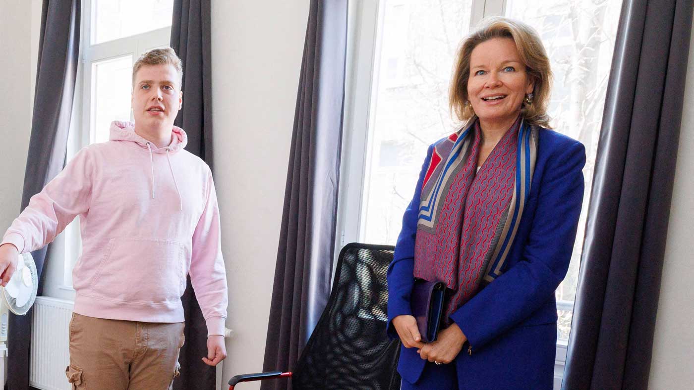 La reine Mathilde visite une maison d'accueil pour jeunes en difficulté ...