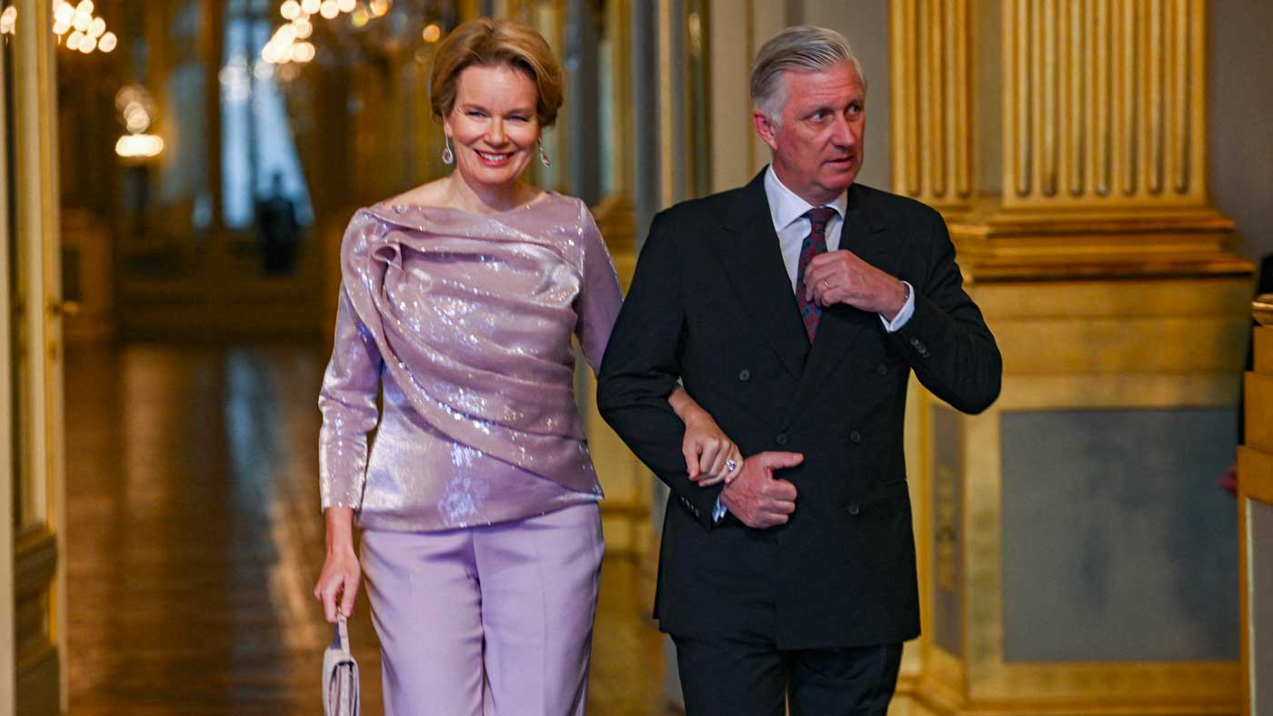 La reine Mathilde dans un drapé Natan rose scintillant et kunzites aux ...