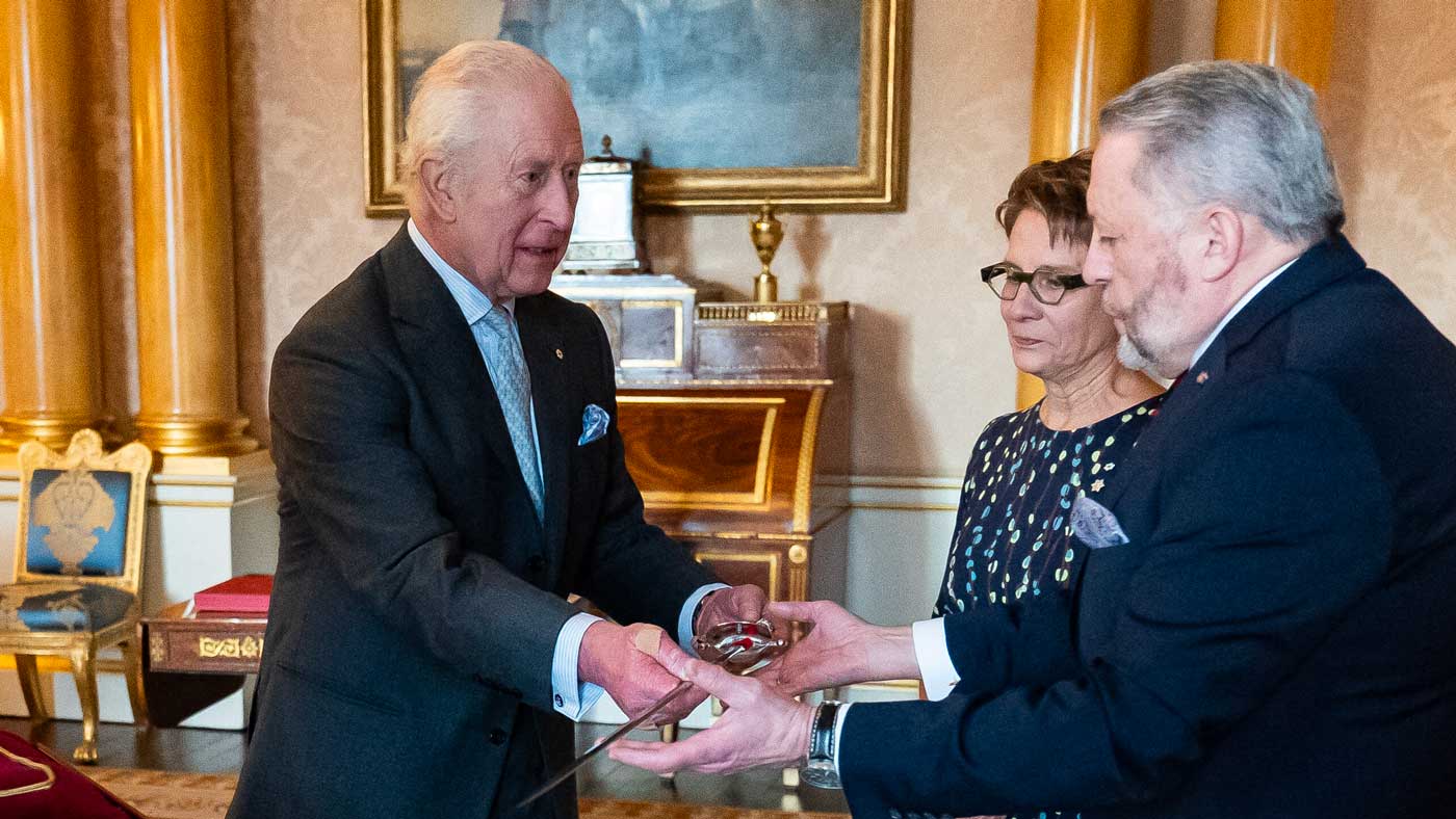 Le roi Charles III du Canada remet une nouvelle épée à l'huissier du ...
