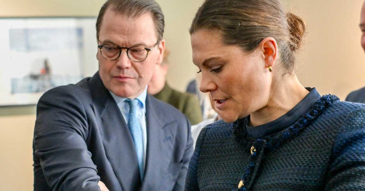 Victoria et Daniel de Suède visitent le chantier naval des sous-marins Saab