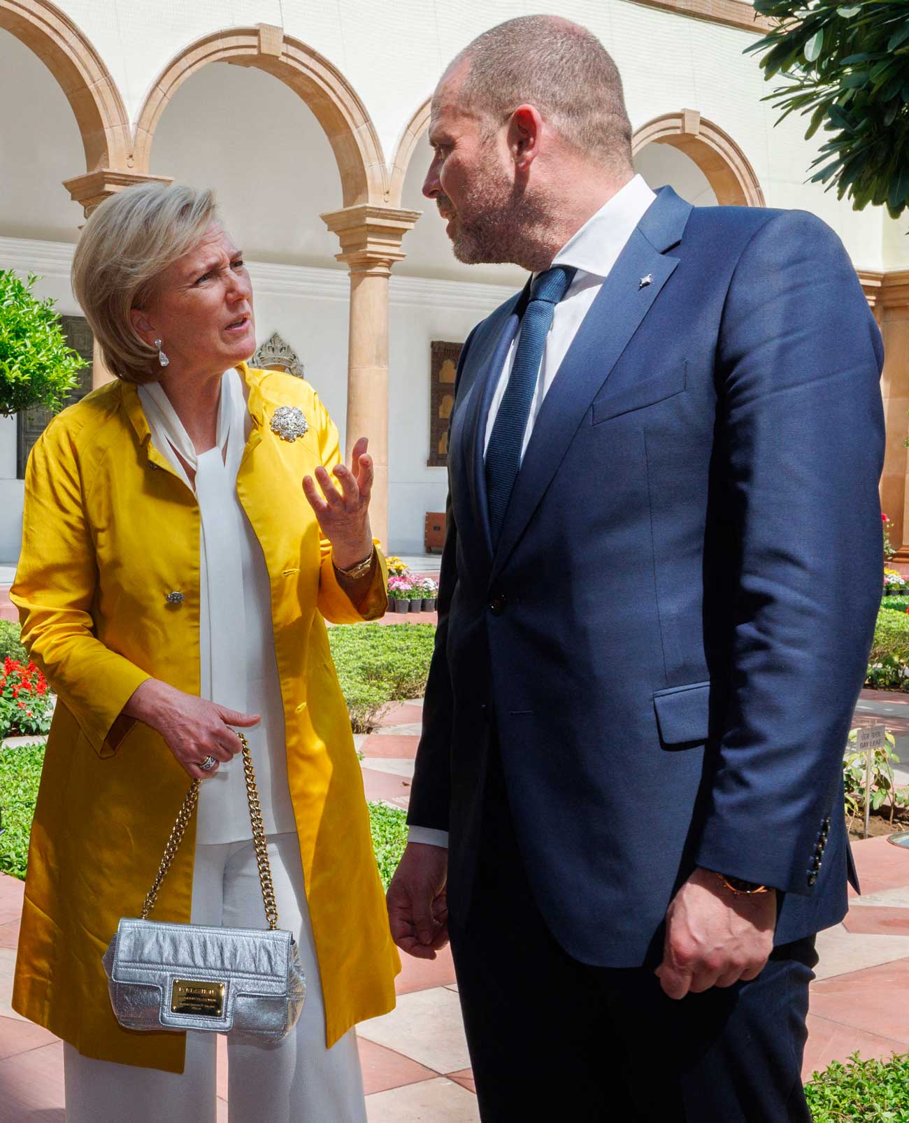 La princesse Astrid en jaune canari lors de son deuxième jour de visite ...