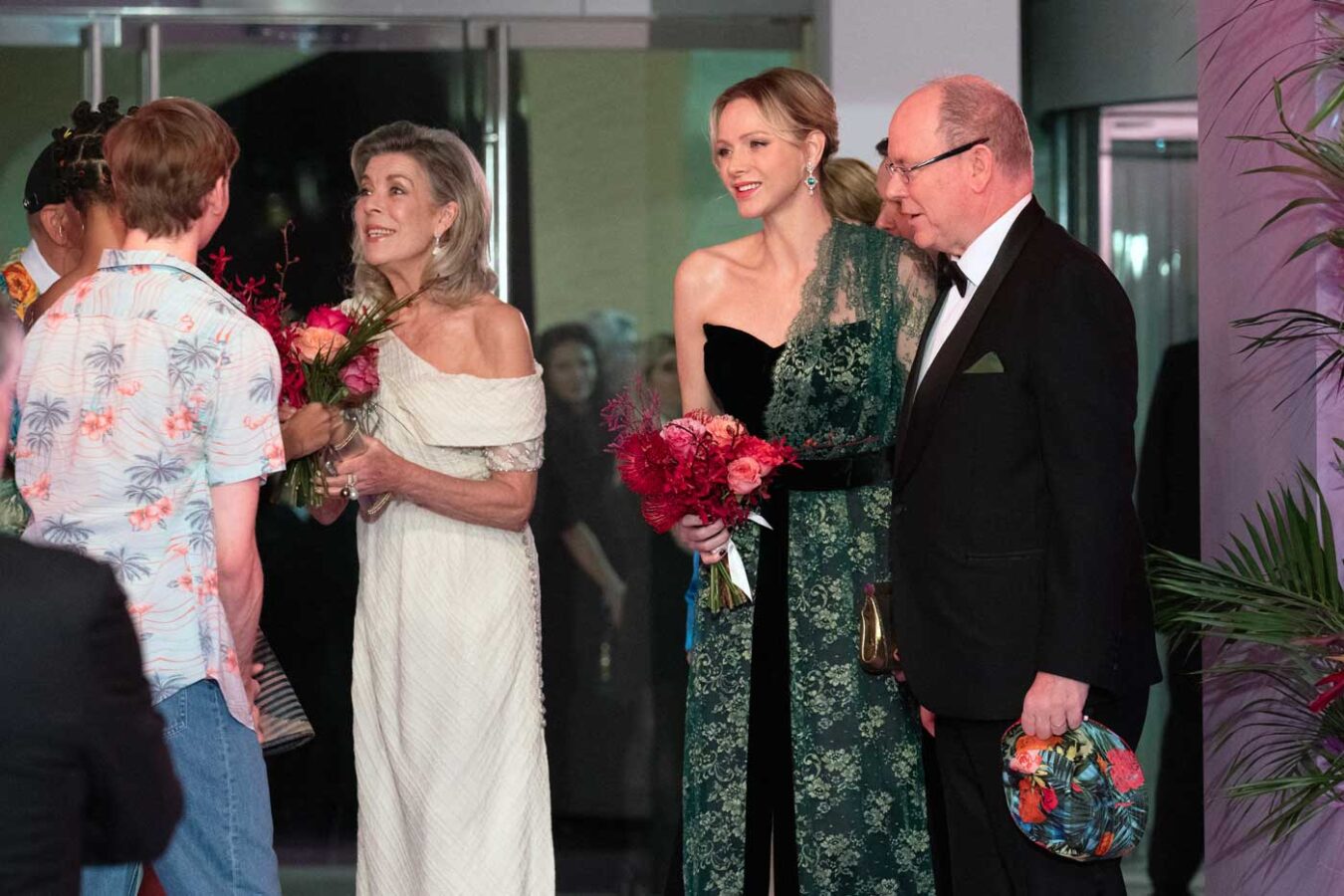 Le prince Albert, la princesse Charlène et la princesse Caroline plongés dans l'ambiance ...