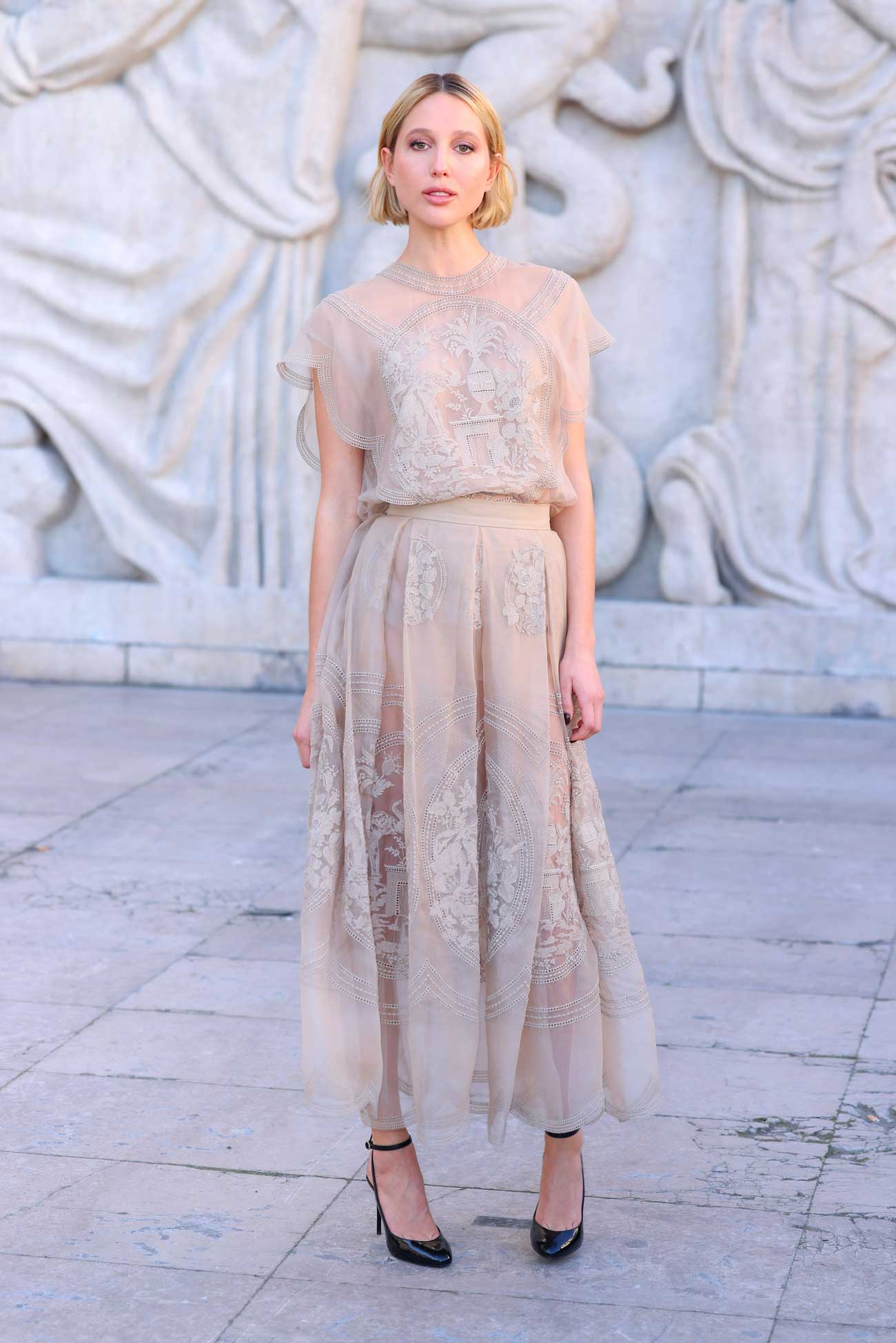 La princesse Maria Olympia sensationnelle dans une robe semi-transparente Elie Saab aux ...