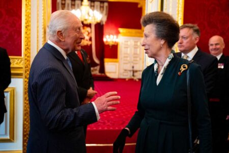 Le roi Charles III surprend sa sœur Anne lors de la remise des Butler ...