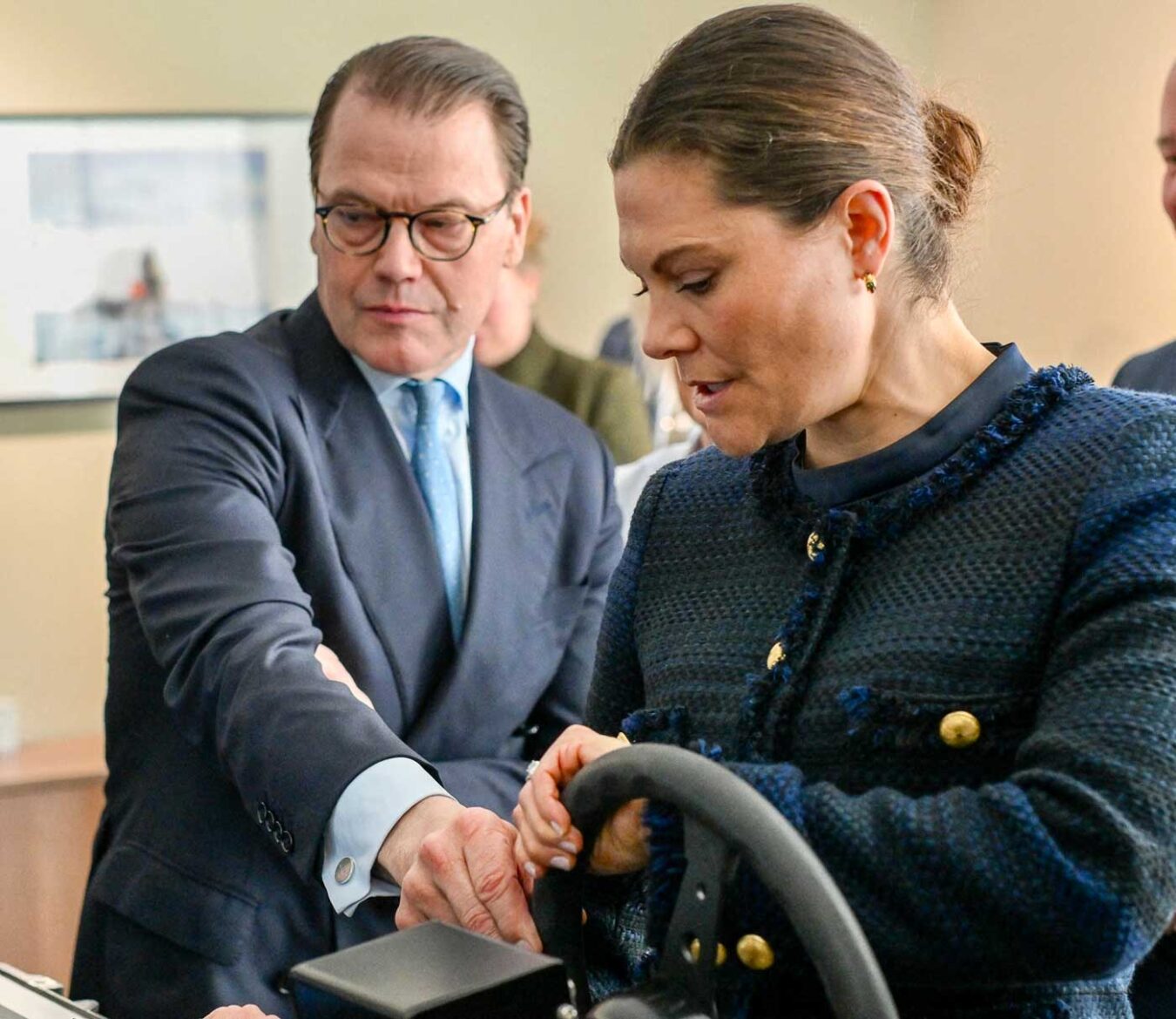 Victoria et Daniel de Suède visitent le chantier naval des sous-marins Saab