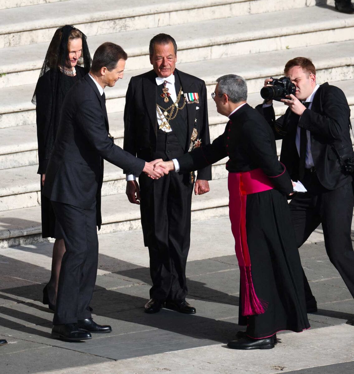 Les royautés aux funérailles du pape François