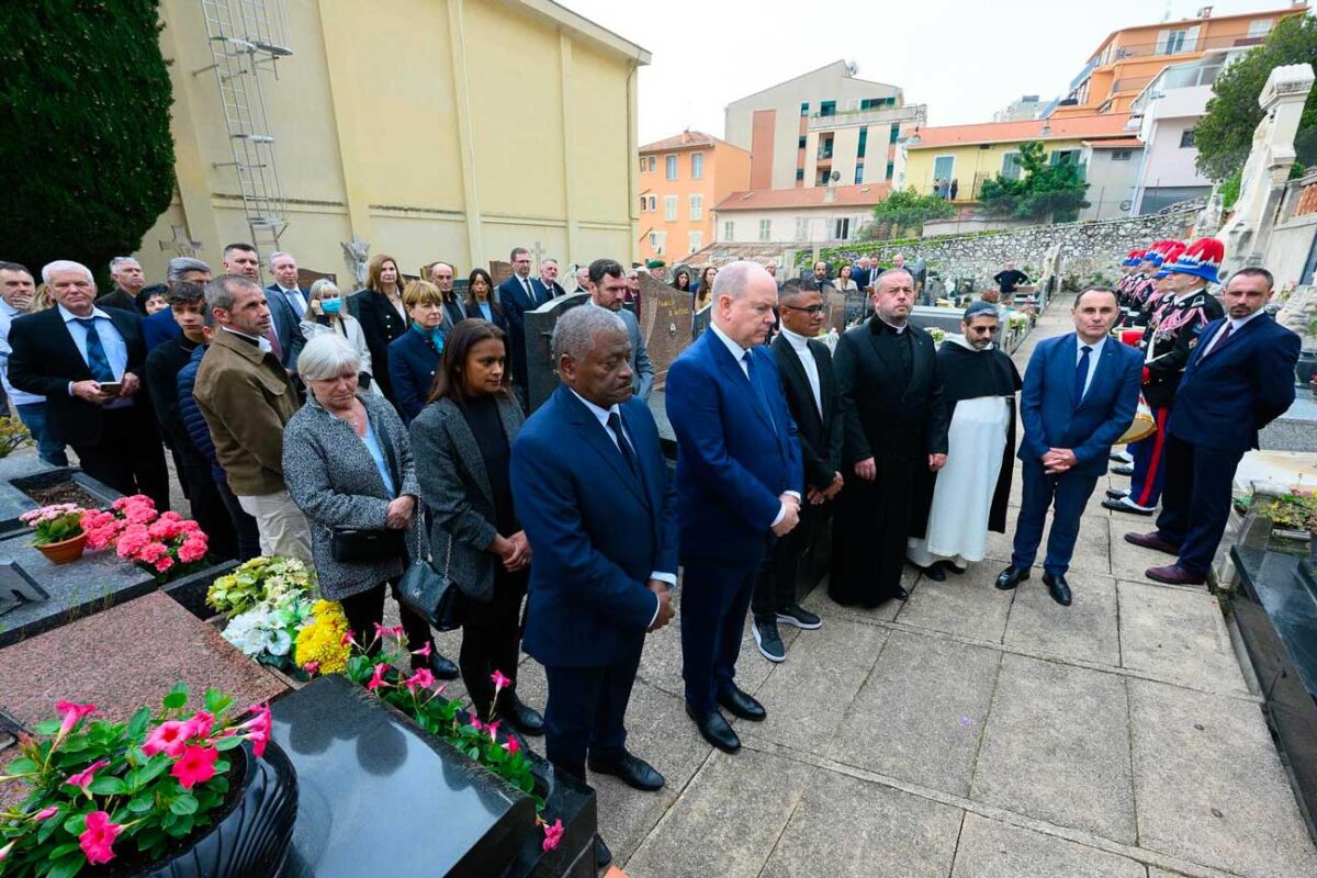 Le prince Albert II sur la tombe de Joséphine Baker pour le 50e anniversaire de sa disparition