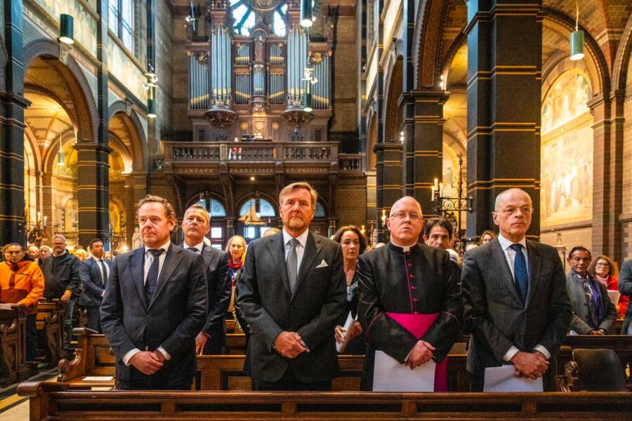 Le roi Willem-Alexander assiste à une messe en mémoire du pape François ...